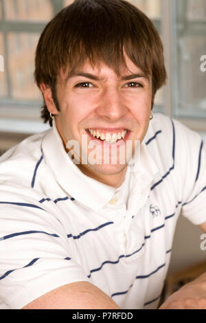 Young man smiling at camera, head shot Stock Photo - Alamy
