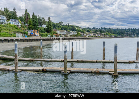 A view of the boardwalk and shoreline in Redondo Beach, Washington ...