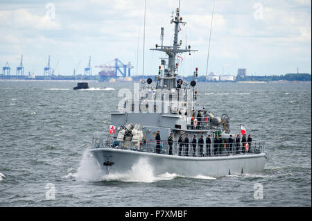 Polish Projekt 206FM-class minehunter ORP Czajka 524 during Naval ...