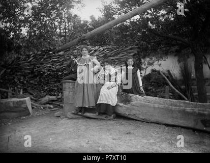 Family, village, shadoof, water trough, summer, tableau Fortepan 2518 ...