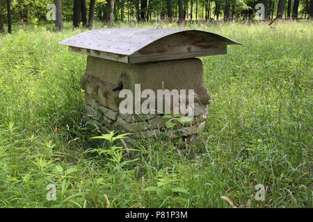 Kenyan top bar bee hive Stock Photo - Alamy