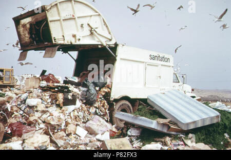 1970s Photo - (1973) - Garbage truck at the 91st Street marine transfer ...