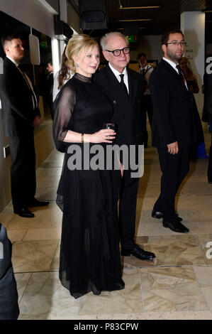 Barry Levinson With Wife Dianna Rhodes And Daughter Michelle Levinson ...
