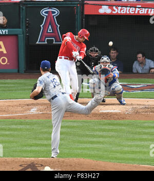 Los Angeles Dodgers pitcher Shohei Ohtani (17) delivers a pitch against ...