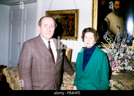 Johann Jakob Graf zu Eltz im Innehof der Burg, Deutschland 1986. Johann ...