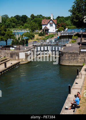 The Goring Lock, Goring-on-Thames, Oxfordshire, England, United Kingdom ...