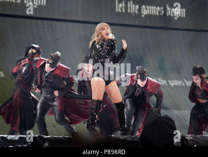 Taylor Swift Performing on her 'Reputation World Tour' at Manchester ...