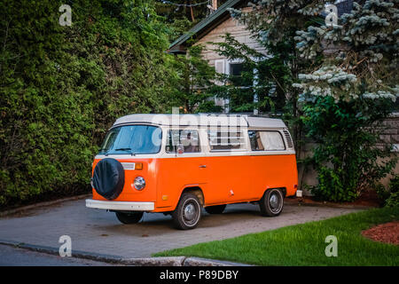orange volkswagen type 2 camper van Stock Photo - Alamy