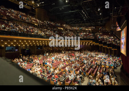 crowd seated inside the grand ole opry nashville tennessee Stock Photo ...
