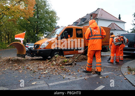 Employees of the Berlin city cleaning company BSR cleaning up after a ...