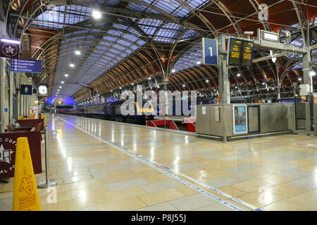 Wrought iron roof structure of Paddington railway station Stock Photo ...