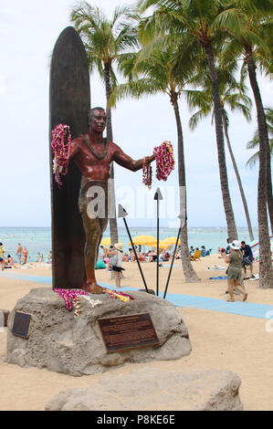 Duke Kahanamoku statue, Hawaiian surfer and Olympian, on Waikiki Beach ...