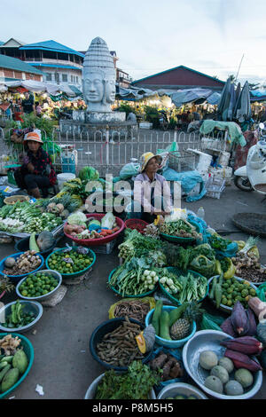 CAMBODIA KAMPONG THOM MARKET SQUARE Stock Photo - Alamy