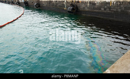 Oil spill containment boom containing oil spill in harbour Stock Photo ...