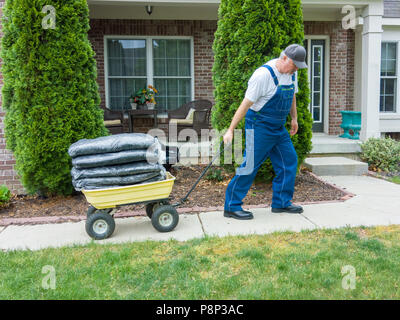 man pulling a heavy loaded cart on the streets of Mumbai, India Stock ...