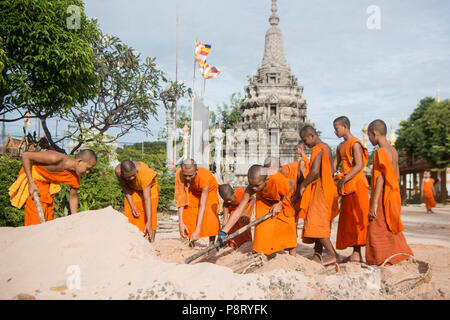 young monks wort at a construction for a new building at the Wat ...