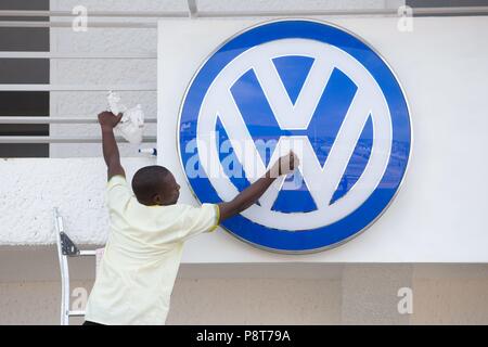 27.06.2018, Rwanda, Kigali: An African Volkswagen employee cleans the ...