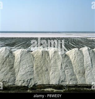 close up of white salt heap on wooden table Stock Photo - Alamy