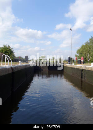 Canal and River Trust Long Sandall Lock near Doncaster opens and closes ...