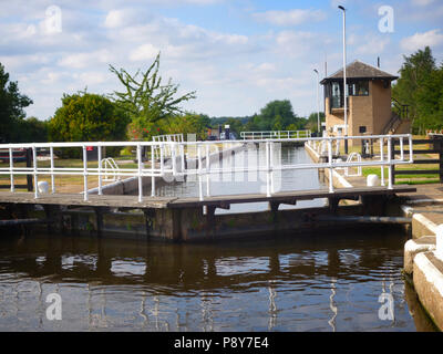 Canal and River Trust Long Sandall Lock near Doncaster opens and closes ...