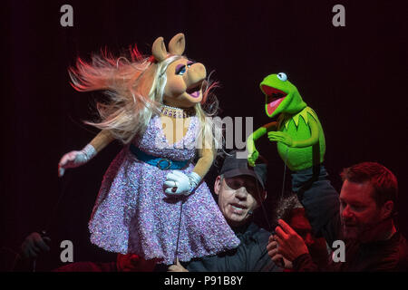Muppet Show characters Statler and Waldorf as decoration front garden ...