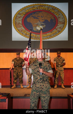 Lieutenant General Carl E. Mundy, III, the new commander of United ...