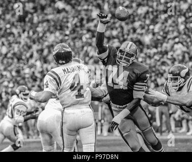 Minnesota Vikings defensive end Dean Lowry walks onto the practice ...