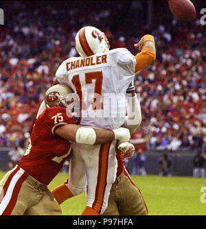 Tampa Bay Buccaneers linebacker Kevin Minter (51) watches the line ...
