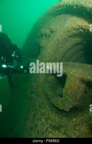 DIVER EXPLORING THE WRECK OF THE SS KYARRA Stock Photo - Alamy