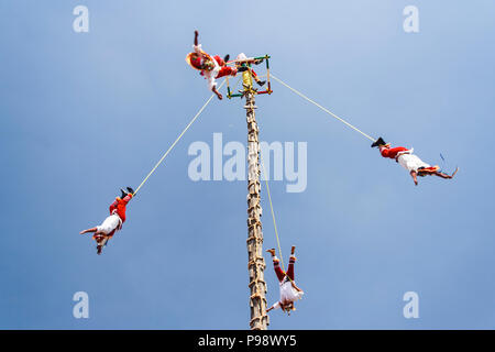 Teotihuacan, Mexico : Totonac people dressed in traditional clothes ...