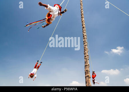 Teotihuacan, Mexico : Totonac people dressed in traditional clothes ...