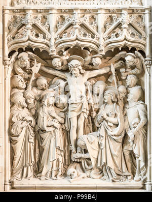 Reredos of Jesus Christ crucified behind the altar in Christ Church ...