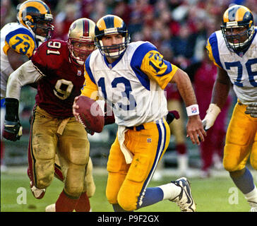 21 Nov 1999: Quarterback Kurt Warner of the St. Louis Rams scrambles ...