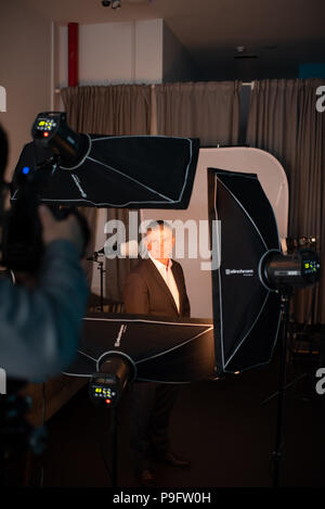 Behind the Scenes (BTS) of a real corporate photography headshots ...
