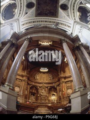 INTERIOR-AL FONDO ALTAR CON DIVINIDAD Y GENTE REZANDO. Location ...
