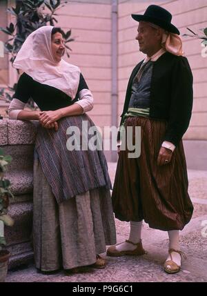TRAJE REGIONAL PAREJA DE PAYESES (BALEARES). Location: MUSEO DE ARTE ...