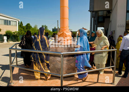 Adoration of the Gurdwara flag. Sikh community. Sikhdharma Gurdwara ...
