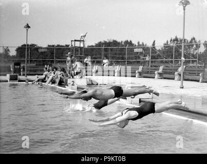 Swimming. Verdun Pool BAnQ P48S1P09673 Stock Photo - Alamy