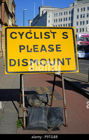 Road sign Cyclists Please Dismount on pathway Stock Photo - Alamy
