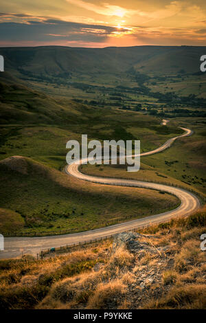 Sunrise over Mam Tor in the Peak District in Derbyshire Stock Photo - Alamy