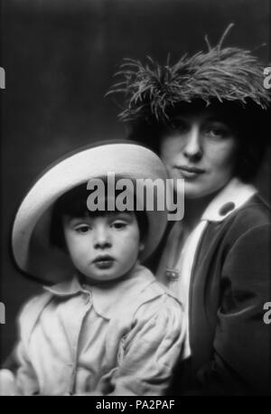 Evelyn Nesbit was a famous American model and chorus girl, known for ...