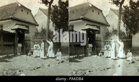 Csernátfalu (egykor önálló, ma a város része), csángó leányok. Fortepan ...