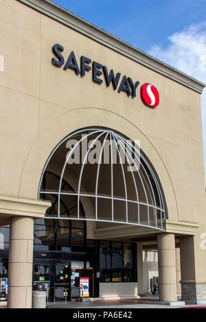 SALINAS, CA/USA - APRIL 8, 2104: Safeway Grocery Store exterior Stock ...