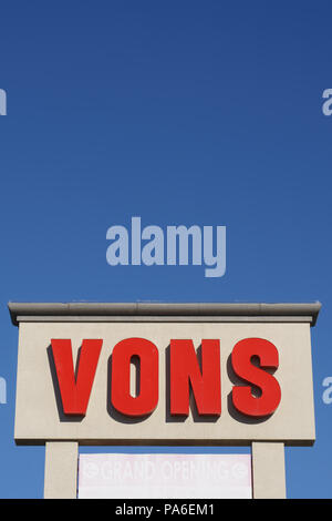 Exterior of Vons grocery store Stock Photo - Alamy