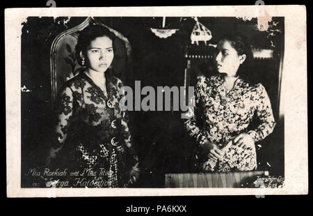 Roekiah and Titien in Sorga Ka Toedjoe (1941), postcard Stock Photo - Alamy