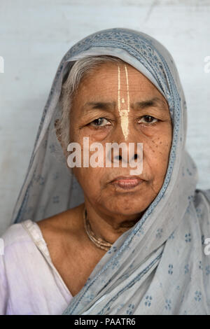 Old Hindu widow woman with tilak in Vrindavan , India Stock Photo - Alamy