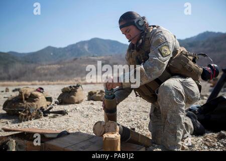New Zealand Army Lance Bombardier Arana Hunter shows U.S. Marines how ...
