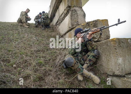 A Moldovan Soldier from the National Land Forces teaches Soldiers of ...
