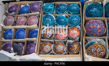 Traditional Turkish ceramic plates in bazaar Stock Photo - Alamy