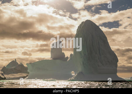 Pleneau Iceberg Graveyard, Antarctica: Blue Icebergs Stock Photo - Alamy